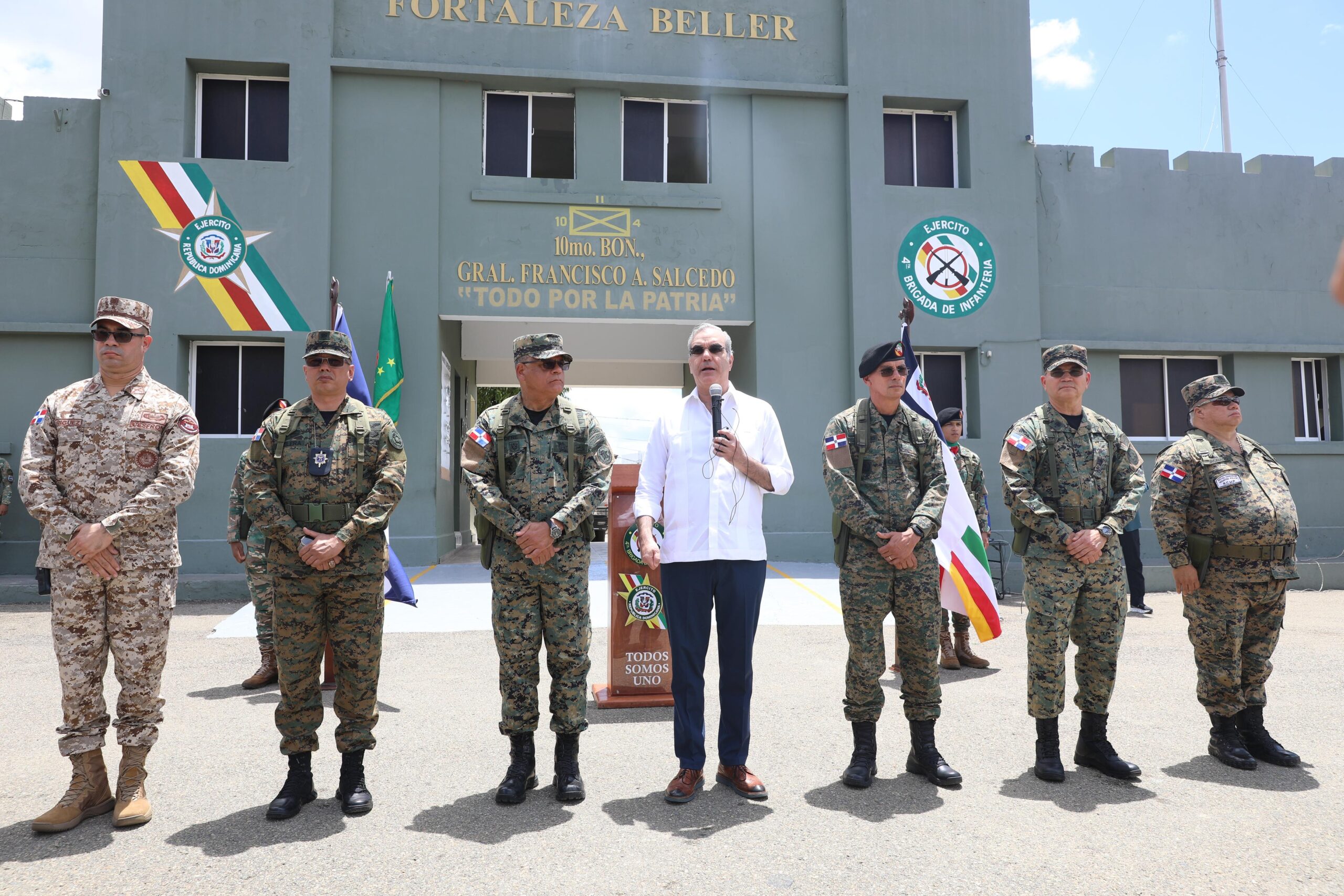 Abinader llama a tropas a ser “los ojos de la patria” en la frontera y ...